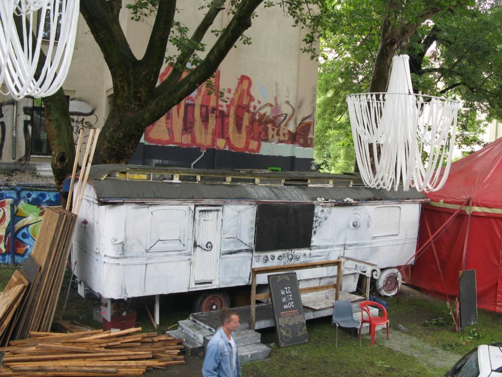 Letzte Vorbereitungen für Schaubudensommer hinter der Scheune - Radio ...